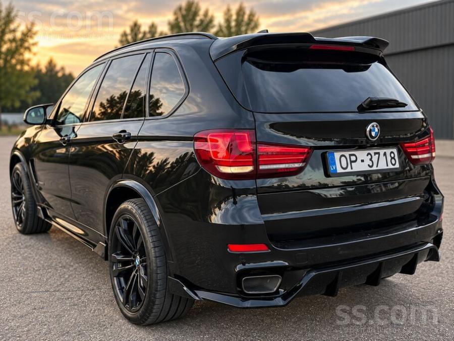 Black BMW X5 2014 in Jelgava, with an engine capacity of 3.00 L and mileage of 302 thousand km for 20450 €, photo 5 on AUTOMOTO.COM.LV