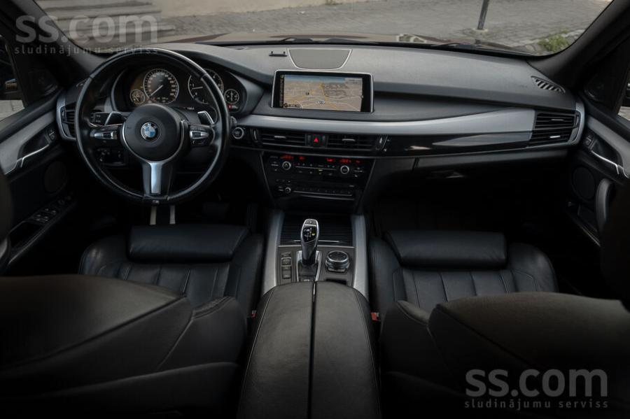 Black BMW X5 2014 in Jelgava, with an engine capacity of 3.00 L and mileage of 302 thousand km for 20450 €, photo 6 on AUTOMOTO.COM.LV