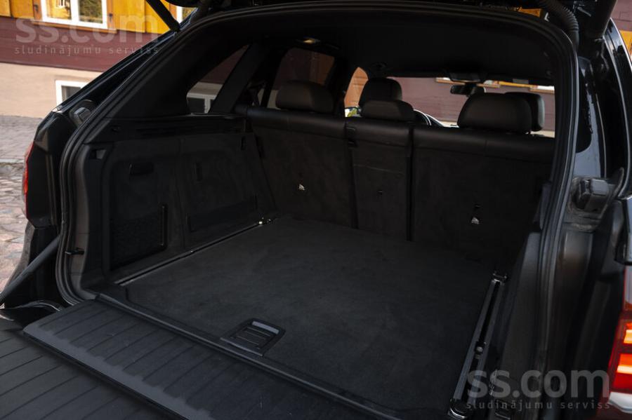 Black BMW X5 2014 in Jelgava, with an engine capacity of 3.00 L and mileage of 302 thousand km for 20450 €, photo 7 on AUTOMOTO.COM.LV