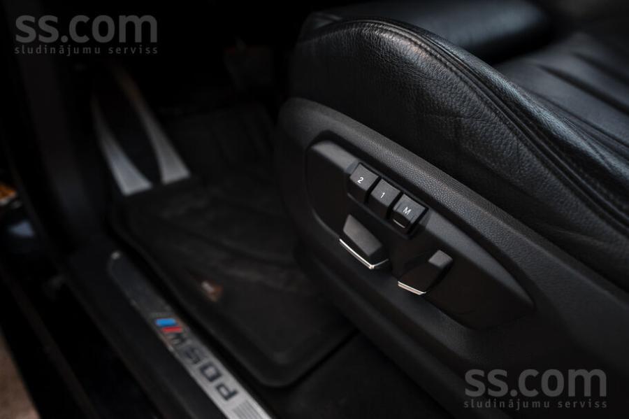 Black BMW X5 2014 in Jelgava, with an engine capacity of 3.00 L and mileage of 302 thousand km for 20450 €, photo 10 on AUTOMOTO.COM.LV
