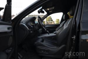 Black BMW X5 2014 in Jelgava, with an engine capacity of 3.00 L and mileage of 302 thousand km for 20450 €, photo 11 on AUTOMOTO.COM.LV