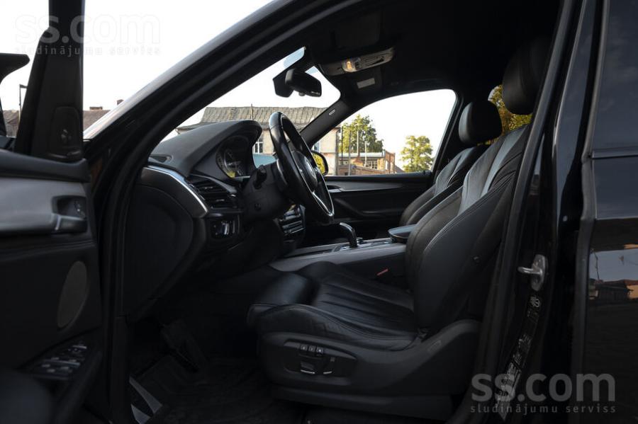 Black BMW X5 2014 in Jelgava, with an engine capacity of 3.00 L and mileage of 302 thousand km for 20450 €, photo 11 on AUTOMOTO.COM.LV