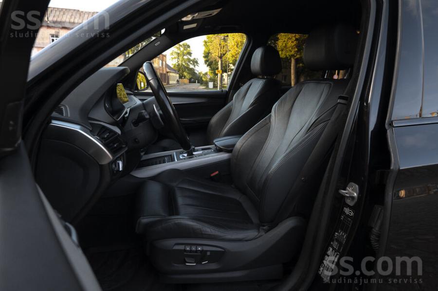 Black BMW X5 2014 in Jelgava, with an engine capacity of 3.00 L and mileage of 302 thousand km for 20450 €, photo 12 on AUTOMOTO.COM.LV