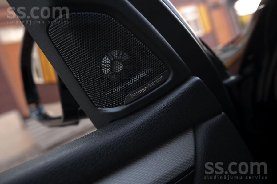 Black BMW X5 2014 in Jelgava, with an engine capacity of 3.00 L and mileage of 302 thousand km for 20450 €, photo 13 on AUTOMOTO.COM.LV