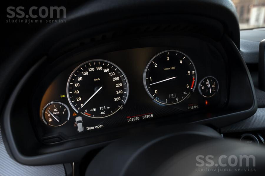 Black BMW X5 2014 in Jelgava, with an engine capacity of 3.00 L and mileage of 302 thousand km for 20450 €, photo 15 on AUTOMOTO.COM.LV