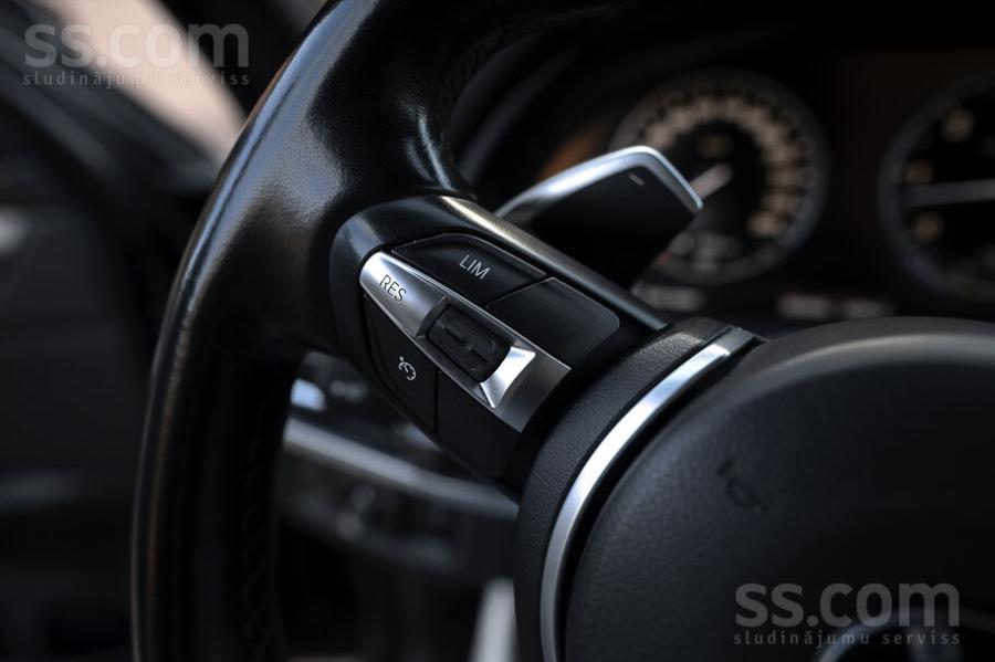 Black BMW X5 2014 in Jelgava, with an engine capacity of 3.00 L and mileage of 302 thousand km for 20450 €, photo 16 on AUTOMOTO.COM.LV