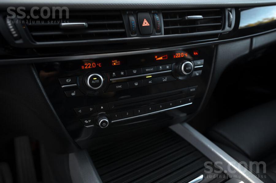 Black BMW X5 2014 in Jelgava, with an engine capacity of 3.00 L and mileage of 302 thousand km for 20450 €, photo 17 on AUTOMOTO.COM.LV