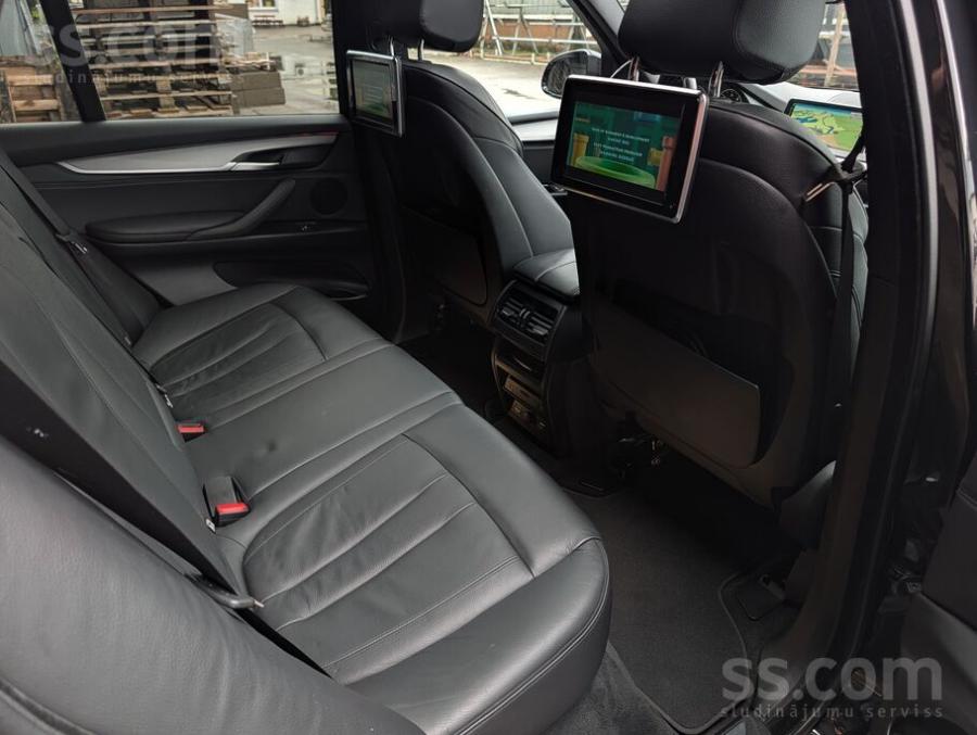 Black BMW X5 2014 in Jurmala, with an engine capacity of 3.00 L and mileage of 263 thousand km for 22950 €, photo 18 on AUTOMOTO.COM.LV