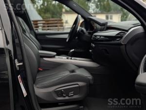 Black BMW X5 2014 in Jurmala, with an engine capacity of 3.00 L and mileage of 263 thousand km for 22950 €, photo 21 on AUTOMOTO.COM.LV