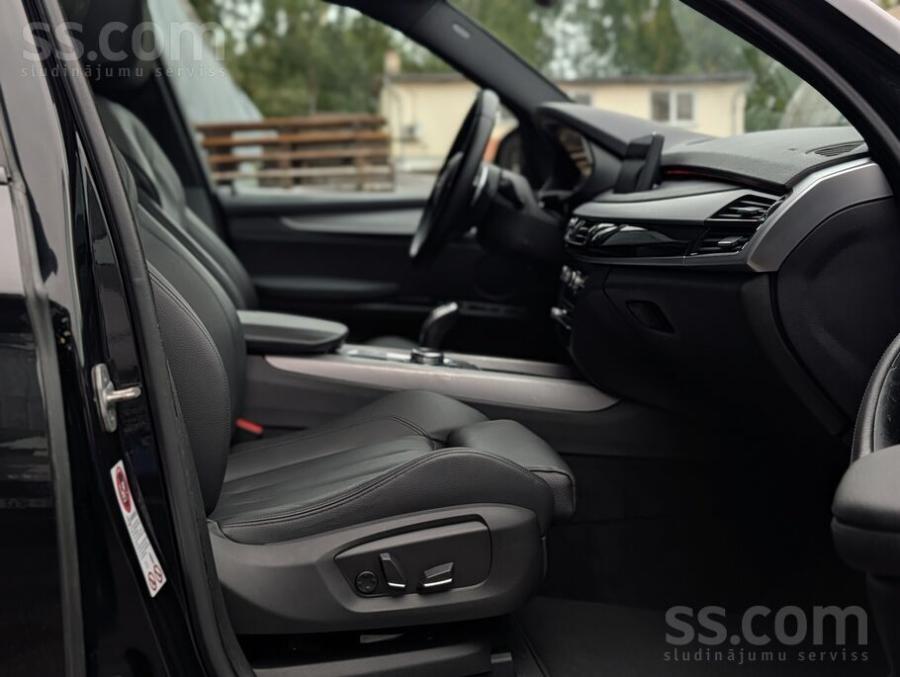 Black BMW X5 2014 in Jurmala, with an engine capacity of 3.00 L and mileage of 263 thousand km for 22950 €, photo 21 on AUTOMOTO.COM.LV
