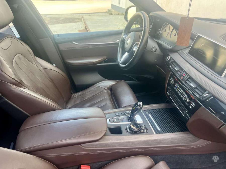 Black BMW X5 2014 in Kaunas, with an engine capacity of 2.00 L and mileage of 289 thousand km for 19999 €, photo 19 on AUTOMOTO.COM.LV