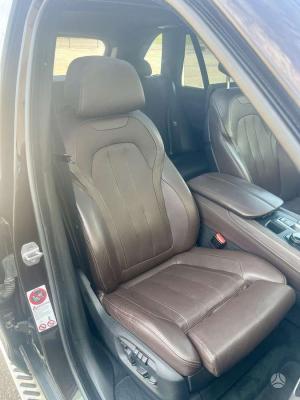 Black BMW X5 2014 in Kaunas, with an engine capacity of 2.00 L and mileage of 289 thousand km for 19999 €, photo 29 on AUTOMOTO.COM.LV