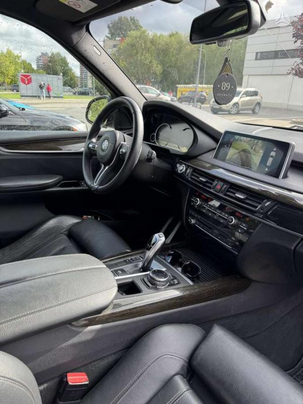BMW X5 2014 in Klaipeda on AUTOMOTO.COM.LV Black BMW X5 2014 in Klaipeda, with an engine capacity of 2.98 L and mileage of 321 thousand km for 16500 €, photo 8 on AUTOMOTO.COM.LV