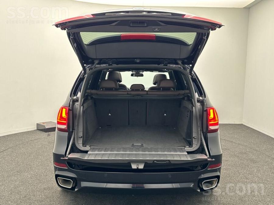 Black BMW X5 2014 in Riga, with an engine capacity of 3.00 L and mileage of 296 thousand km for 21900 €, photo 7 on AUTOMOTO.COM.LV