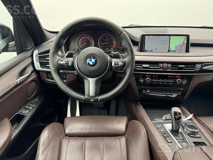 Black BMW X5 2014 in Riga, with an engine capacity of 3.00 L and mileage of 296 thousand km for 21900 €, photo 8 on AUTOMOTO.COM.LV
