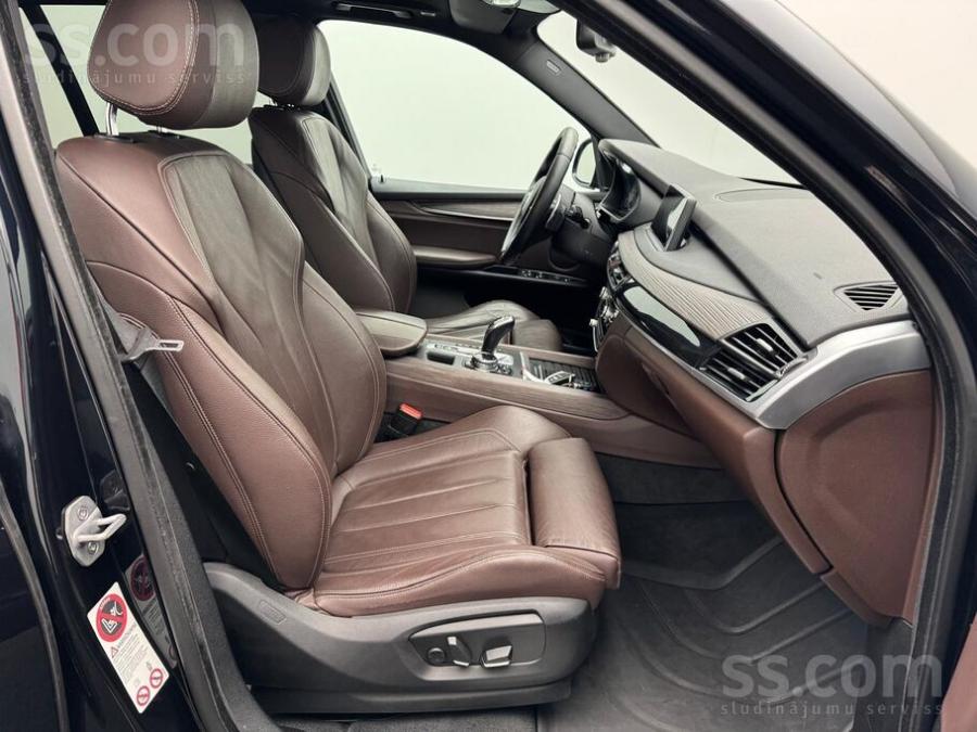 Black BMW X5 2014 in Riga, with an engine capacity of 3.00 L and mileage of 296 thousand km for 21900 €, photo 9 on AUTOMOTO.COM.LV