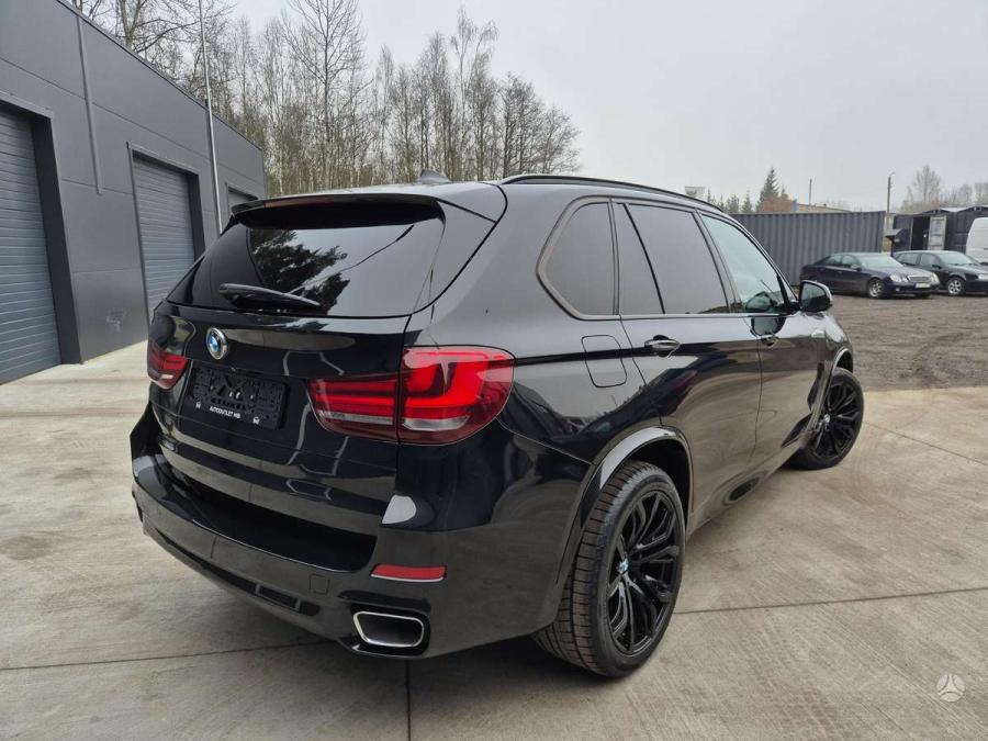 Black BMW X5 2015 in Utena, with an engine capacity of 2.99 L and mileage of 242 thousand km for 21990 €, photo 3 on AUTOMOTO.COM.LV