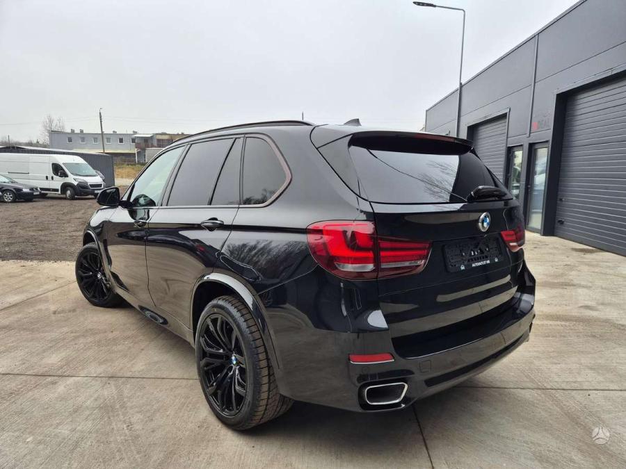 Black BMW X5 2015 in Utena, with an engine capacity of 2.99 L and mileage of 242 thousand km for 21990 €, photo 4 on AUTOMOTO.COM.LV