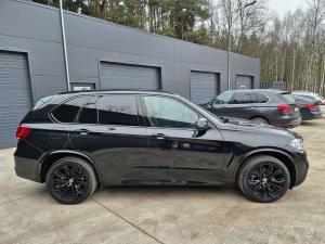 Black BMW X5 2015 in Utena, with an engine capacity of 2.99 L and mileage of 242 thousand km for 21990 €, photo 6 on AUTOMOTO.COM.LV