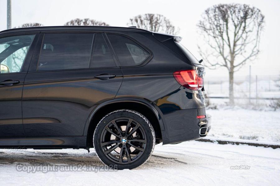 Black BMW X5 2015 in Tartu, with an engine capacity of 3.00 L and mileage of 163 thousand km for 27400 €, photo 8 on AUTOMOTO.COM.LV