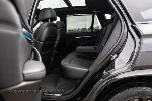 Black BMW X5 2015 in Tartu, with an engine capacity of 3.00 L and mileage of 163 thousand km for 27400 €, photo 21 on AUTOMOTO.COM.LV