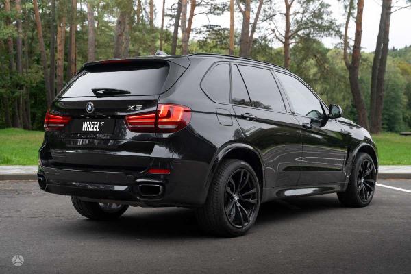 Black BMW X5 2015 in Vilnius, with an engine capacity of 4.40 L and mileage of 129 thousand km for 21500 €, photo 7 on AUTOMOTO.COM.LV