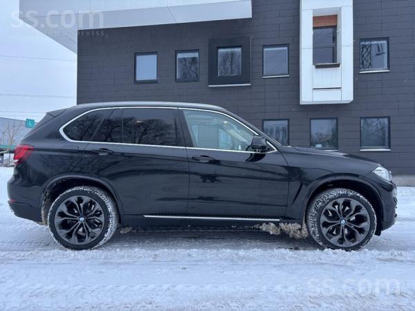 Black BMW X5 2015 in Riga, with an engine capacity of 3.00 L and mileage of 0 thousand km for 22490 €, photo 2 on AUTOMOTO.COM.LV