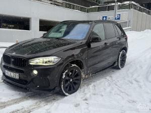 Melns BMW X5 2015 Viļņa, ar dzinēja tilpumu 3.00 L un nobraukumu 300 tūkst. km par 21000 €, foto  vietnē AUTOMOTO.COM.LV