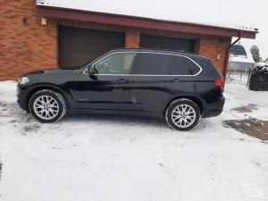 Black BMW X5 2015 in Kaunas, with an engine capacity of 2.00 L and mileage of 356 thousand km for 14400 €, photo 4 on AUTOMOTO.COM.LV