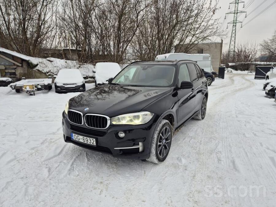 Black BMW X5 2015 in Riga, with an engine capacity of 3.00 L and mileage of 370 thousand km for 19690 €, photo 1 on AUTOMOTO.COM.LV