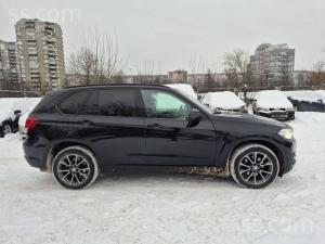 Black BMW X5 2015 in Riga, with an engine capacity of 3.00 L and mileage of 370 thousand km for 19690 €, photo 4 on AUTOMOTO.COM.LV