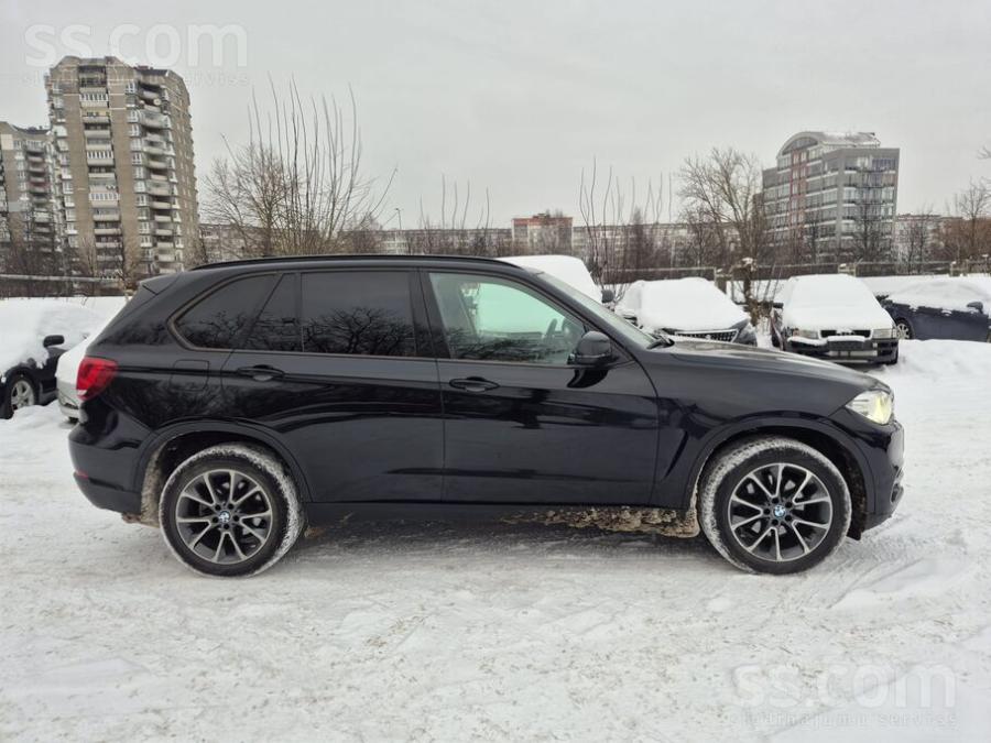 Black BMW X5 2015 in Riga, with an engine capacity of 3.00 L and mileage of 370 thousand km for 19690 €, photo 4 on AUTOMOTO.COM.LV