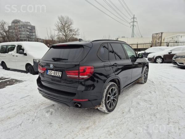 Black BMW X5 2015 in Riga, with an engine capacity of 3.00 L and mileage of 370 thousand km for 19690 €, photo 5 on AUTOMOTO.COM.LV