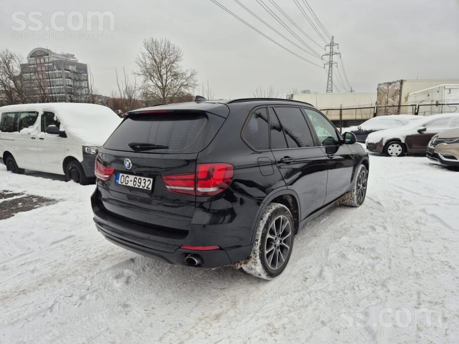 Black BMW X5 2015 in Riga, with an engine capacity of 3.00 L and mileage of 370 thousand km for 19690 €, photo 5 on AUTOMOTO.COM.LV