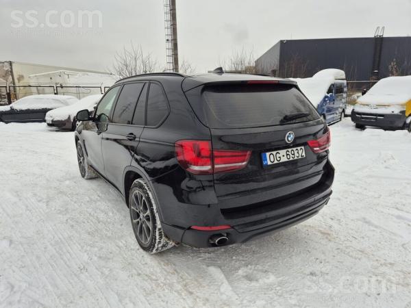 Black BMW X5 2015 in Riga, with an engine capacity of 3.00 L and mileage of 370 thousand km for 19690 €, photo 7 on AUTOMOTO.COM.LV
