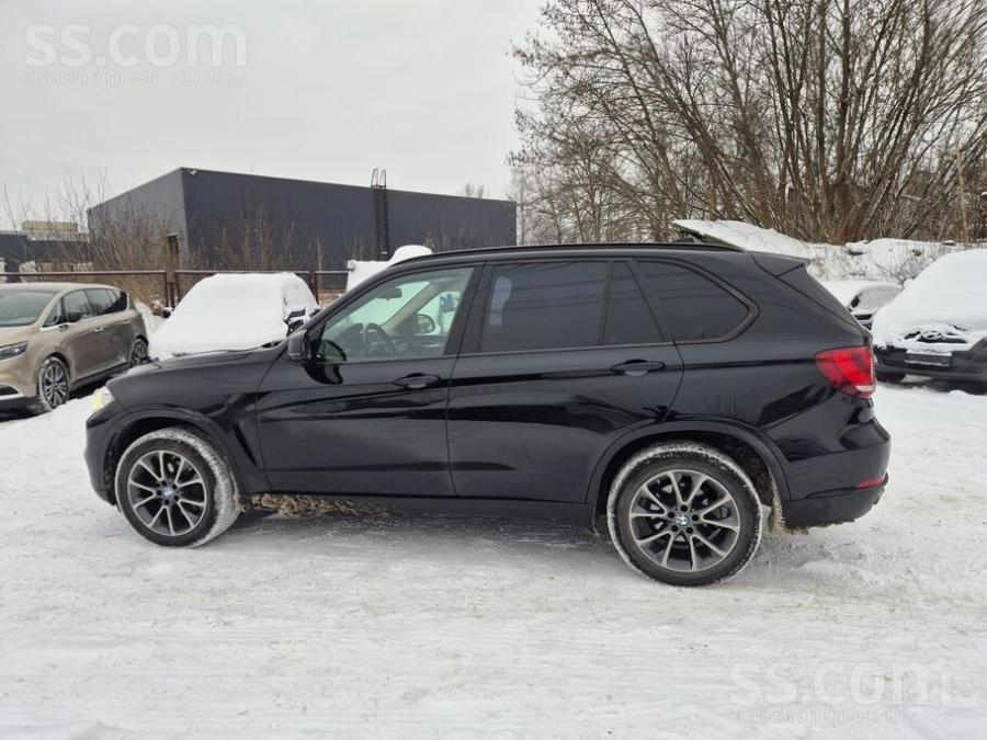 Black BMW X5 2015 in Riga, with an engine capacity of 3.00 L and mileage of 370 thousand km for 19690 €, photo 8 on AUTOMOTO.COM.LV