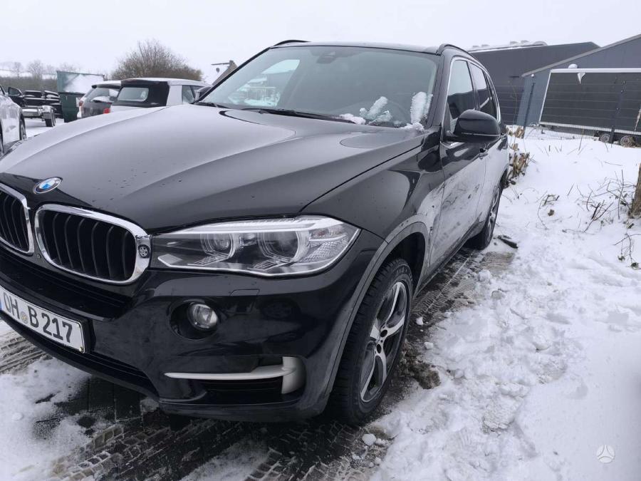 Black BMW X5 2015 in Siauliai, with an engine capacity of 2.99 L and mileage of 211 thousand km for 13500 €, photo 2 on AUTOMOTO.COM.LV