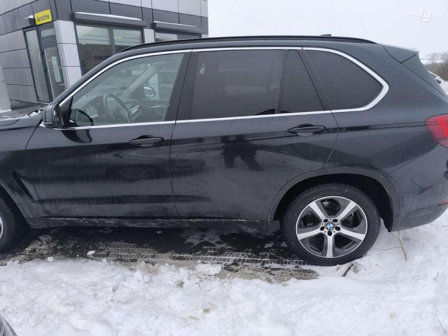 Black BMW X5 2015 in Siauliai, with an engine capacity of 2.99 L and mileage of 211 thousand km for 13500 €, photo 6 on AUTOMOTO.COM.LV