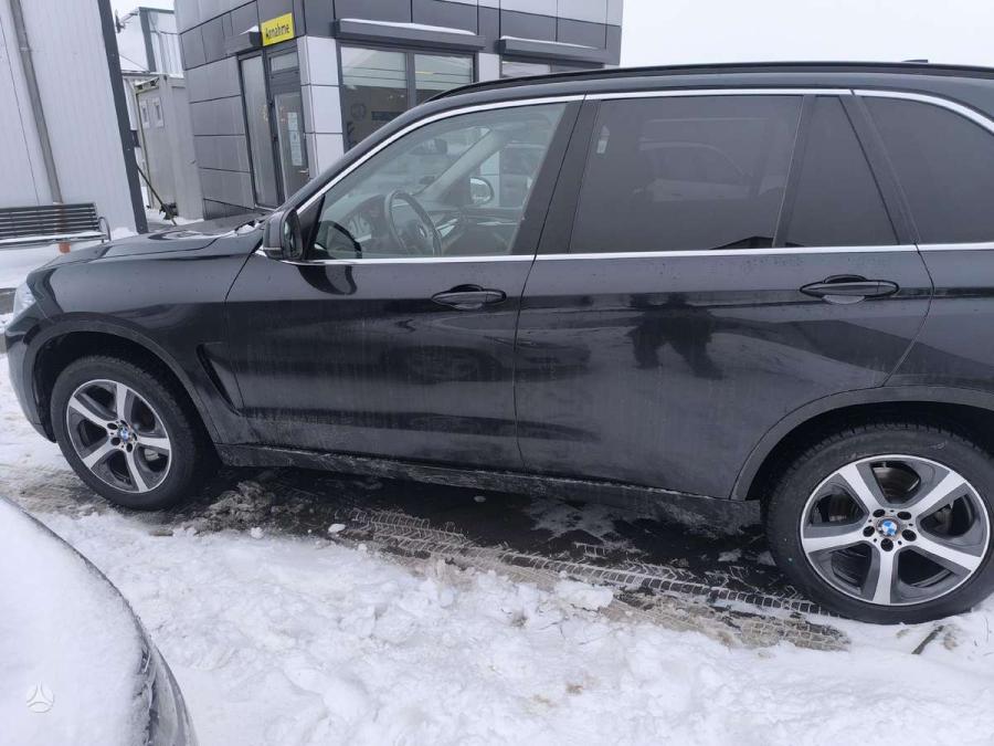 Black BMW X5 2015 in Siauliai, with an engine capacity of 2.99 L and mileage of 211 thousand km for 13500 €, photo 7 on AUTOMOTO.COM.LV