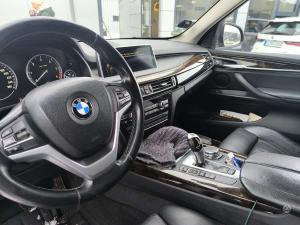 Black BMW X5 2015 in Siauliai, with an engine capacity of 2.99 L and mileage of 211 thousand km for 13500 €, photo 8 on AUTOMOTO.COM.LV
