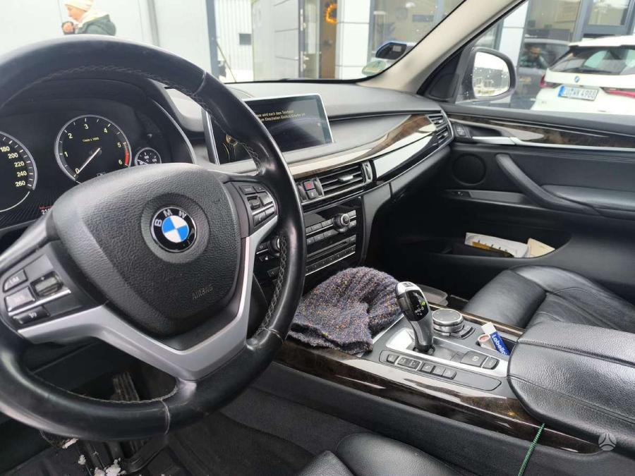 Black BMW X5 2015 in Siauliai, with an engine capacity of 2.99 L and mileage of 211 thousand km for 13500 €, photo 8 on AUTOMOTO.COM.LV