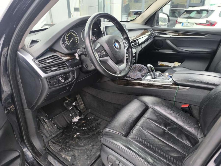 Black BMW X5 2015 in Siauliai, with an engine capacity of 2.99 L and mileage of 211 thousand km for 13500 €, photo 9 on AUTOMOTO.COM.LV
