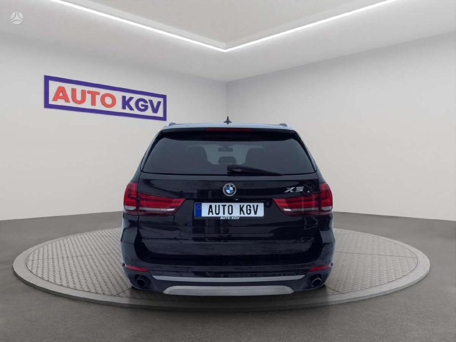 Black BMW X5 2015 in Kaunas, with an engine capacity of 3.00 L and mileage of 133 thousand km for 19499 €, photo 4 on AUTOMOTO.COM.LV