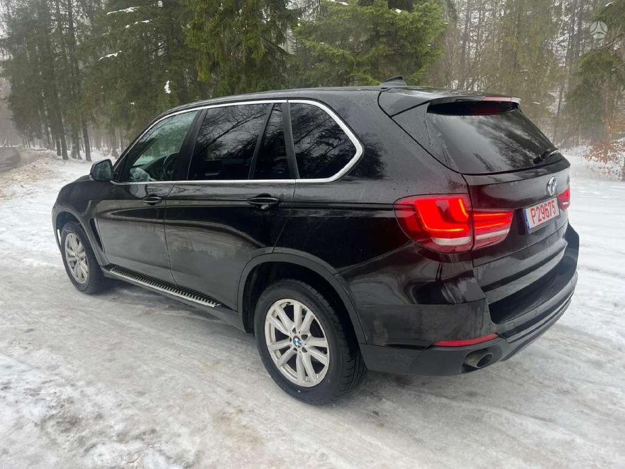 Black BMW X5 2015 in Alytus, with an engine capacity of 2.00 L and mileage of 320 thousand km for 15800 €, photo 4 on AUTOMOTO.COM.LV