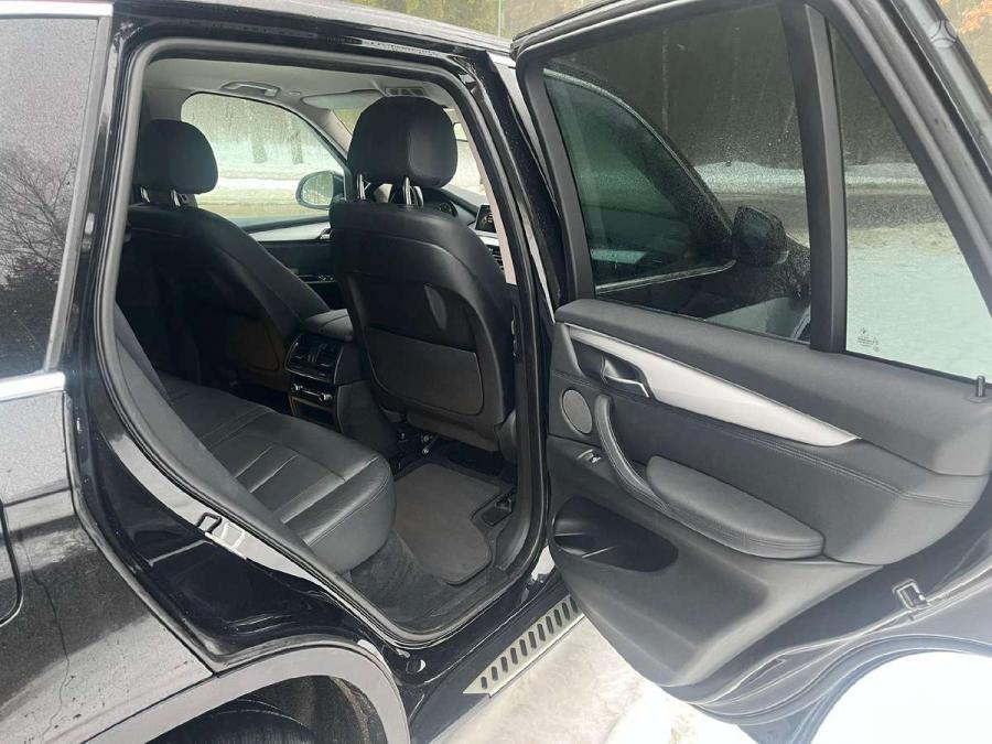 Black BMW X5 2015 in Alytus, with an engine capacity of 2.00 L and mileage of 320 thousand km for 15800 €, photo 26 on AUTOMOTO.COM.LV