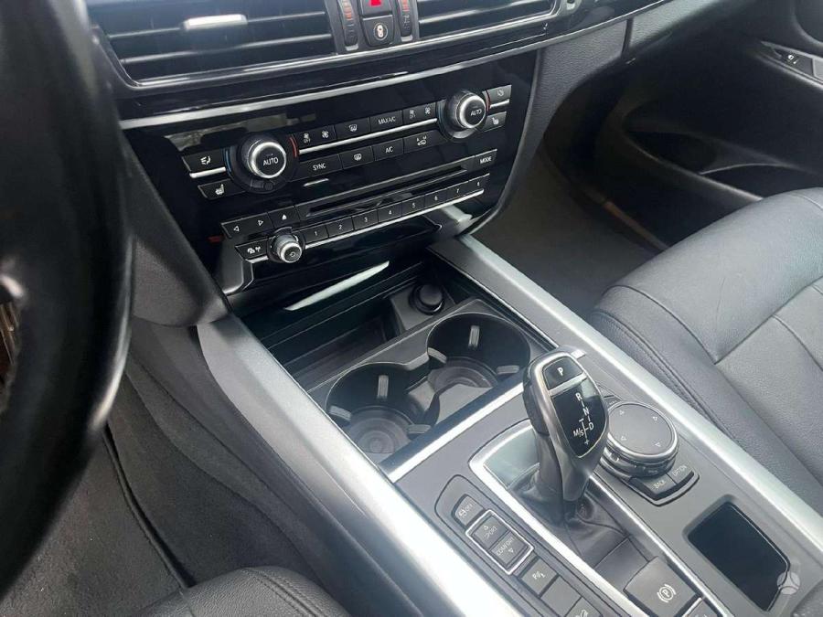 Black BMW X5 2015 in Alytus, with an engine capacity of 2.00 L and mileage of 320 thousand km for 15800 €, photo 27 on AUTOMOTO.COM.LV