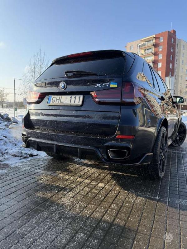 Black BMW X5 2015 in Vilnius, with an engine capacity of 3.00 L and mileage of 260 thousand km for 19900 €, photo 7 on AUTOMOTO.COM.LV