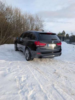 Black BMW X5 2015 in Kaunas, with an engine capacity of 2.98 L and mileage of 131 thousand km for 17800 €, photo 4 on AUTOMOTO.COM.LV