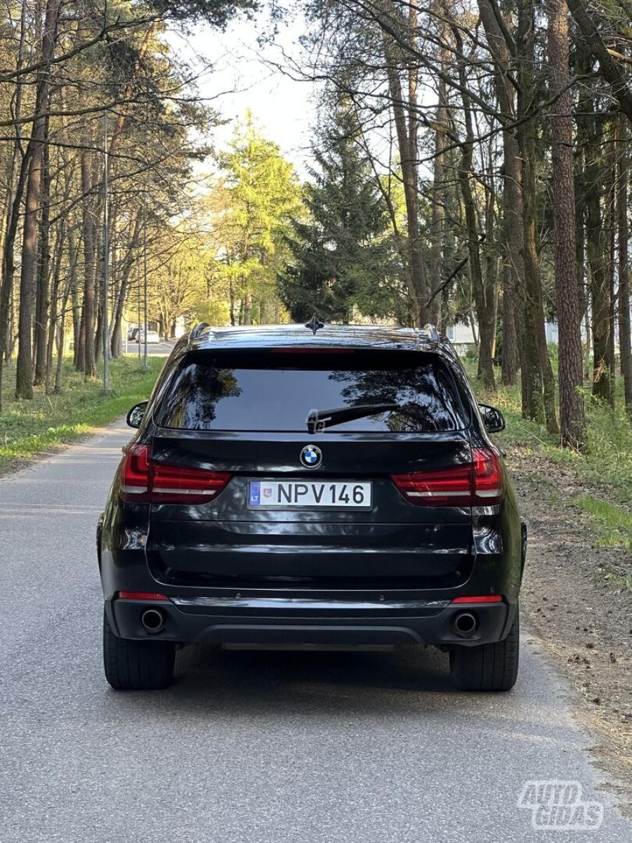Black BMW X5 2015 in Vilnius, with an engine capacity of 3.00 L and mileage of 237 thousand km for 14700 €, photo 6 on AUTOMOTO.COM.LV