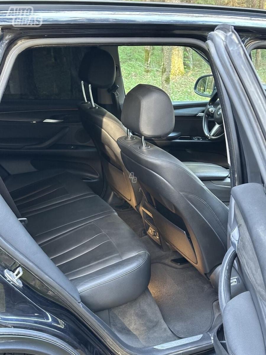 Black BMW X5 2015 in Vilnius, with an engine capacity of 3.00 L and mileage of 237 thousand km for 14700 €, photo 12 on AUTOMOTO.COM.LV